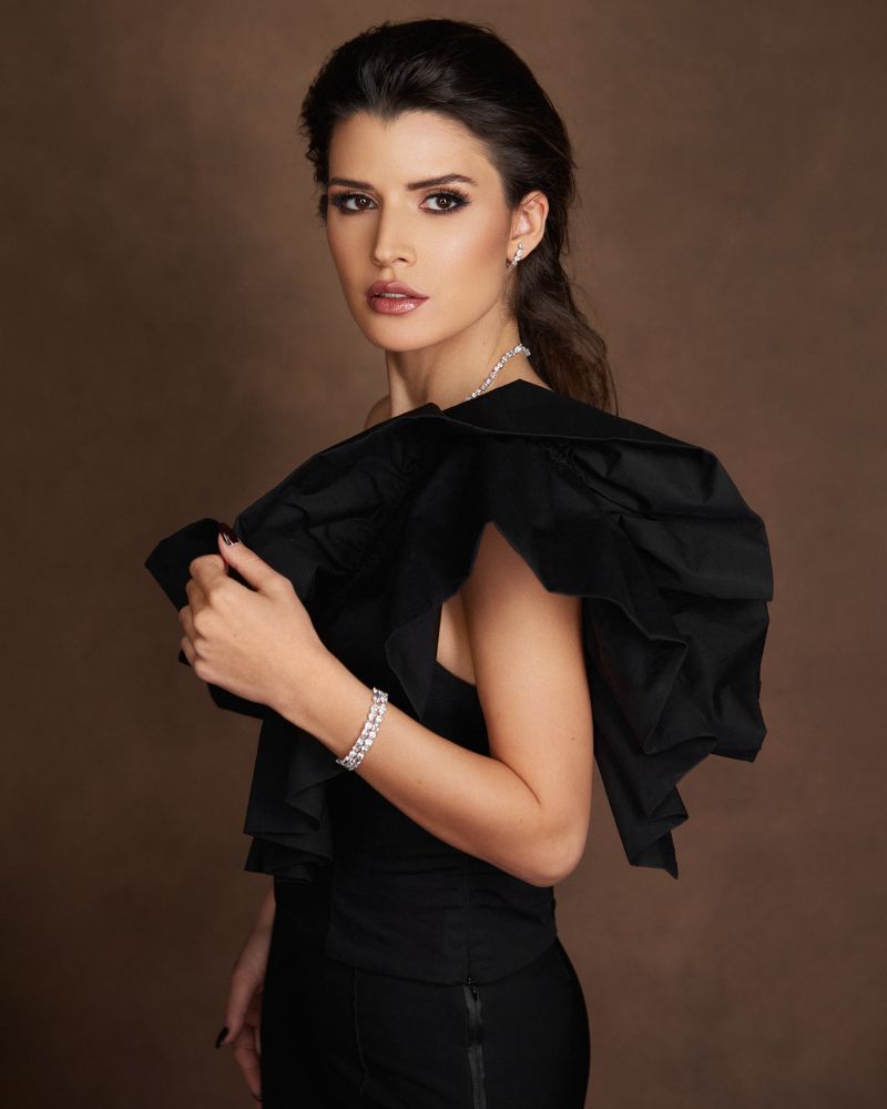 Tamara Rađenović: Sopran koji glasom probija granice - Harper's BAZAAR ...